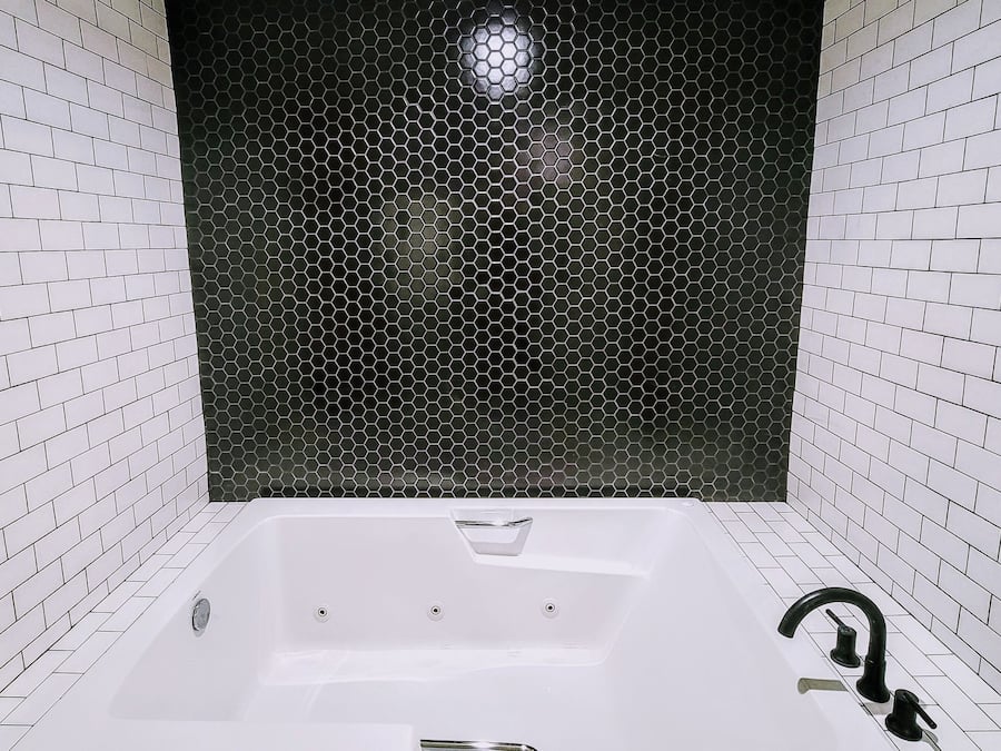 Quarto Individual, 1 cama king-size, não fumadores, banheira de hidromassagem | Casa de banho | Toalhas fornecidas