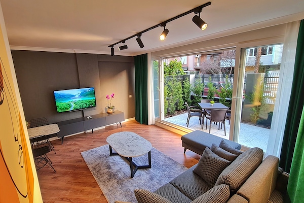 Apartamento, 2 quartos, junto ao jardim | Sala de estar | Televisor LCD de 55 polegadas com canais via satélite, televisor