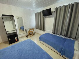 Quarto Triplo Deluxe | Minibar, secretária, cortinas/cortinados opacos, Wi-fi grátis 