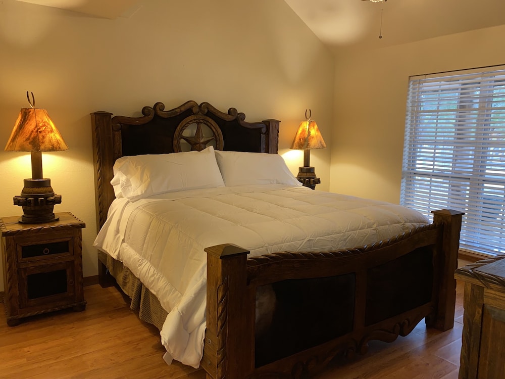 Casa Cabin A, 1br/1ba, Sleeps 4, Porch, Grill, Firepit - Hunt, TX