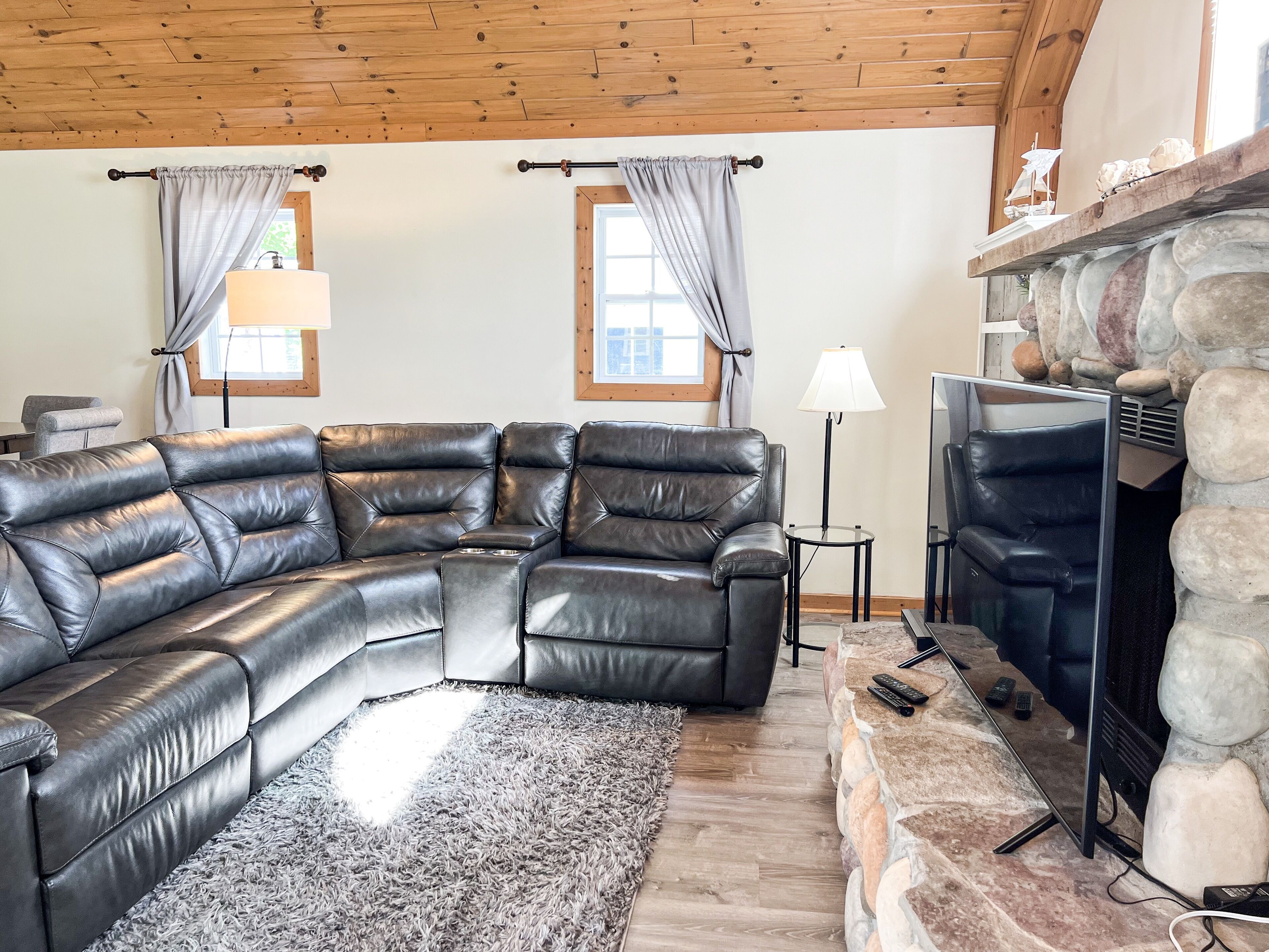 Deja Blue // Experience Up North - Fun Cottage For Friends + Family! A/c/wifi - Harbor Springs, MI