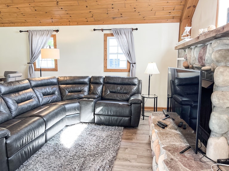 Deja Blue // Experience Up North - Fun Cottage For Friends + Family! A/c/wifi - Harbor Springs, MI