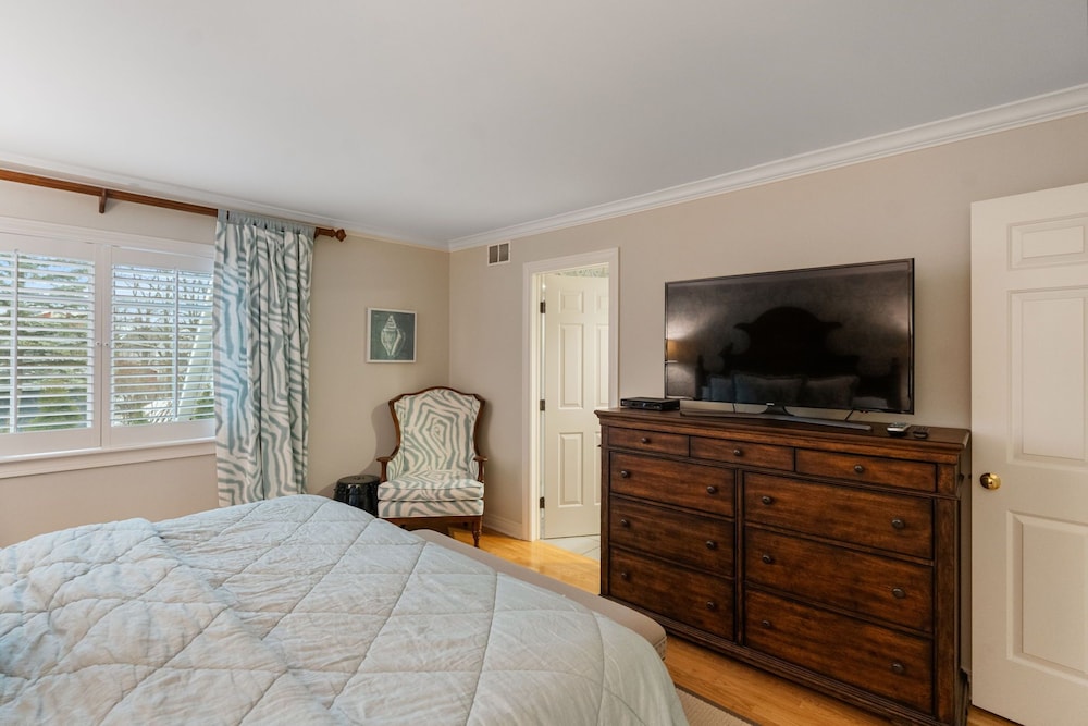 Gorgeous Downtown Home - Very Comfortable, Nicely Furnished, With Garage - Harbor Springs, MI