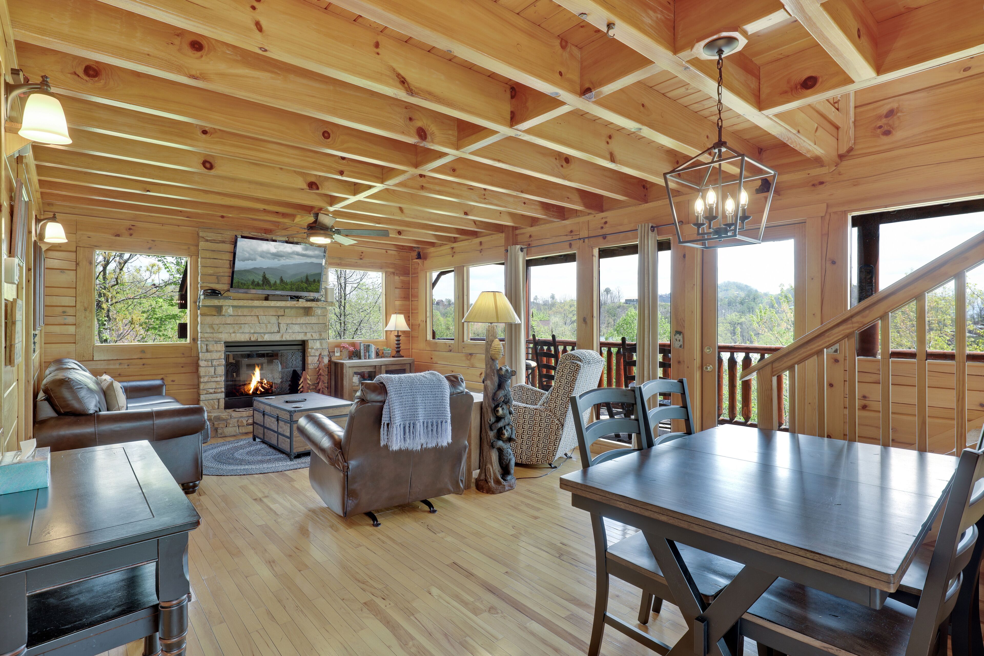 A Taste Of Honey Is A Dog-friendly Two-bedroom True-log Cabin Nestled Inside The Starr Crest Resort. - Pigeon Forge, TN