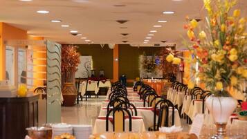 Café da manhã com buffet grátis todos os dias