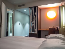 Quarto casal standard | Escrivaninha, Wi-Fi de cortesia, roupa de cama