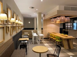 Café da manhã com buffet todos os dias (EUR 9 por pessoa) 