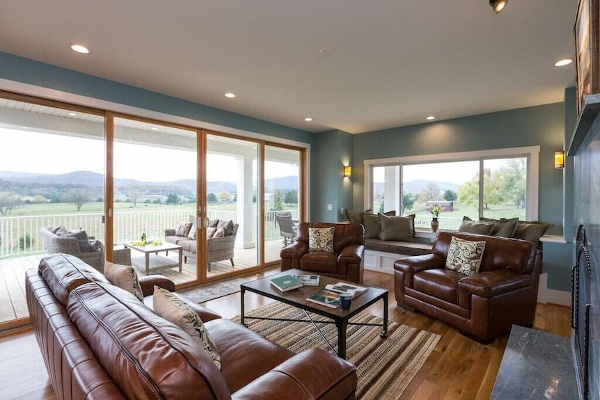 Gorgeous Blue Ridge Mountain And Rolling Farm View - 버지니아