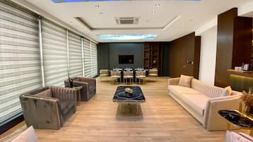 Quarto Presidencial | Roupa hipoalergénica, minibar, cofre no quarto, secretária