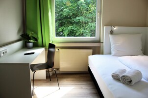 Secretária, cortinas/cortinados opacos, berços/camas para crianças
