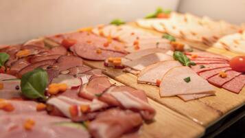 Uma tábua de madeira com diversos tipos de carne fatiada e acompanhamentos.