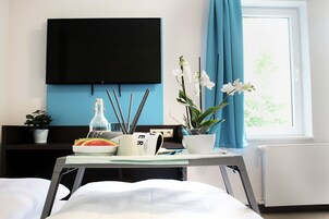 Budget Double Room | Secretária, cortinas/cortinados opacos, berços/camas para crianças