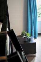 Secretária, cortinas/cortinados opacos, berços/camas para crianças