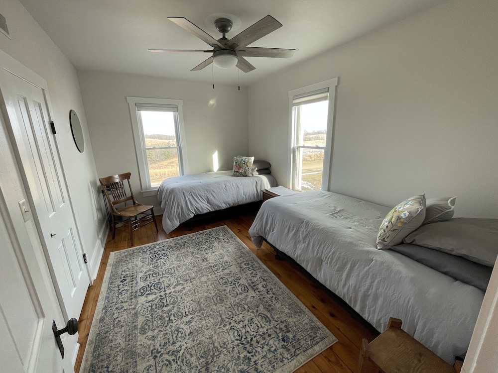 The Windmill Retreat - Large Country Home With Big Yard - Wisconsin