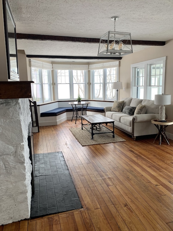 "Gull Cottage" - Lake Erie Waterfront - Expansive Views, Historic Cottage Charm - Ohio