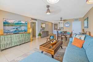 Apartamento em Condomínio Fechado, 2 quartos | Sala de estar | Smart TV