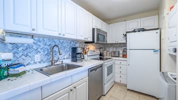 Apartamento em Condomínio Fechado, 2 quartos | Cozinha privada | Um frigorífico, um micro-ondas, um forno, uma máquina de lavar louça
