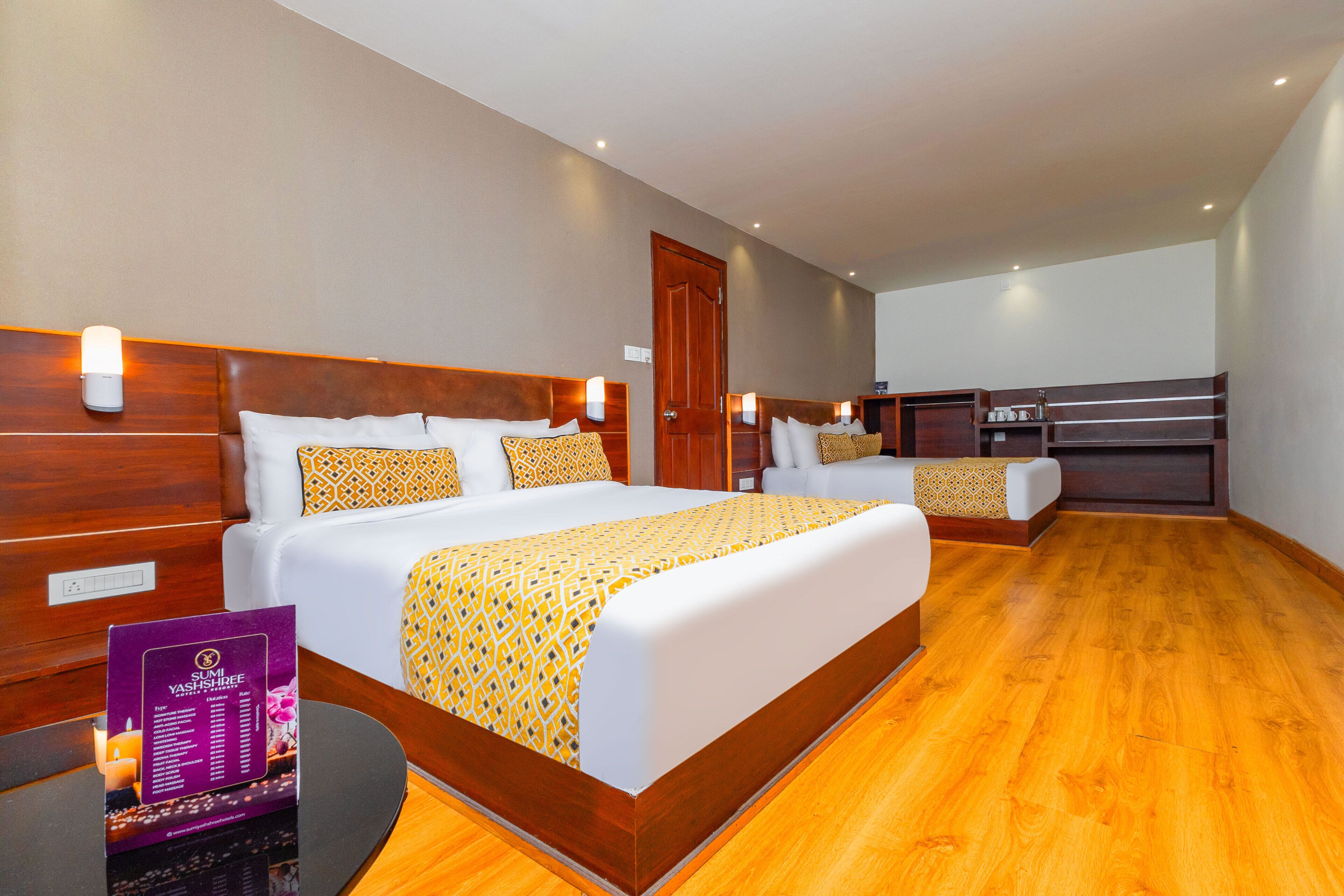 Quarto Quádruplo Premium, vista para a montanha | Secretária, cortinas/cortinados opacos, Wi-fi grátis 