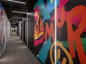 Cofres nos quartos, escrivaninha, quartos à prova de som