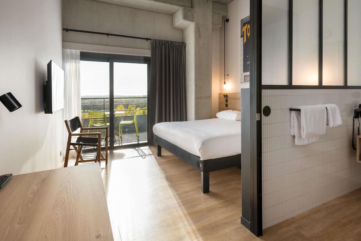 Quarto conforto, 1 cama de casal, sacada | Cofres nos quartos, escrivaninha, quartos à prova de som