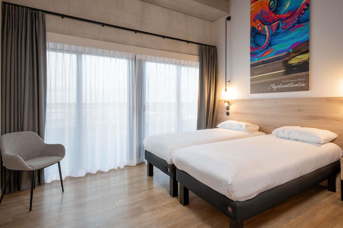 Quarto superior, 2 camas de solteiro, sacada | Cofres nos quartos, escrivaninha, quartos à prova de som