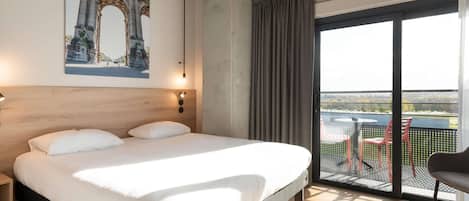 Cofre com capacidade para portátil, secretária, quartos insonorizados