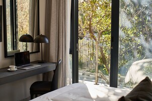 Minibar, cofre no quarto, secretária, ferro/tábua de engomar 