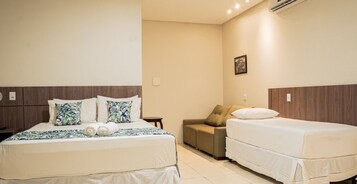 Quarto Triplo | Secretária, Wi-fi grátis, roupa de cama fornecida 