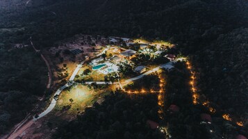 Fachada do alojamento (tarde/noite)