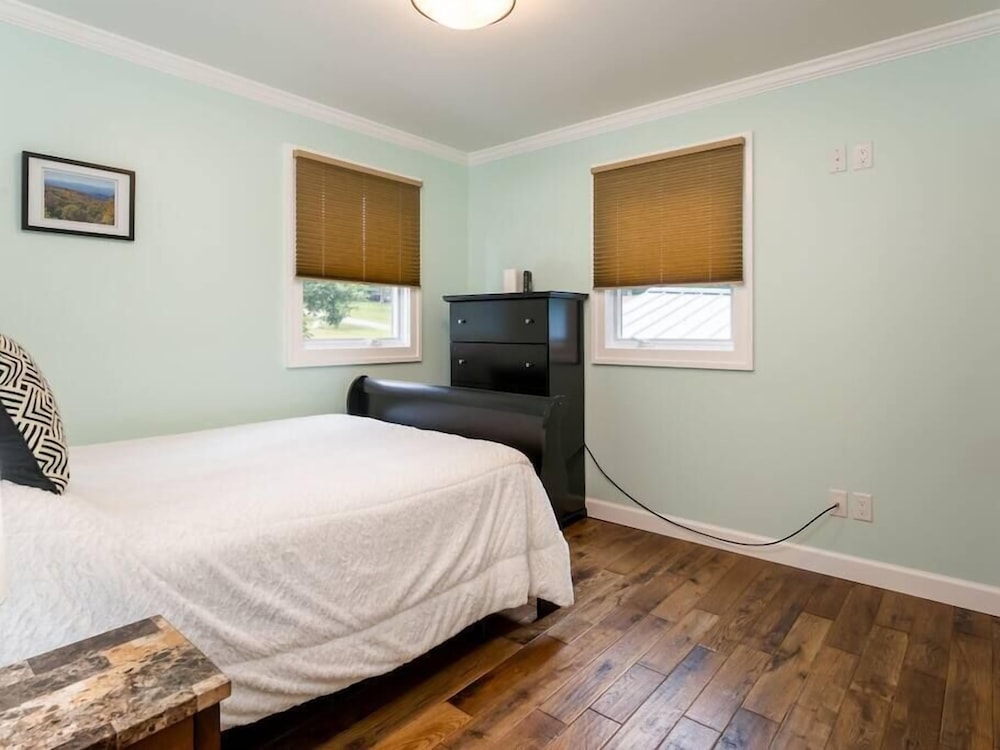 Asheville Luxury Oasis: Hot Tub, Fire Pit & More! - Asheville, NC