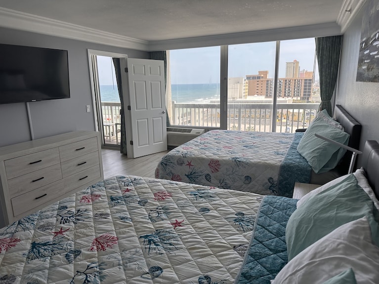 1 Bedroom Condo, New Flooring, 2 King Size Beds, 2 Balconies, 2 Large Smart Tv - Ormond Beach
