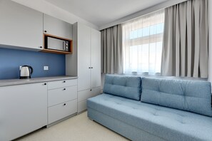 Quarto solteiro standard | Cozinha privada | Frigobar, cooktop, talheres/pratos/utensílios de cozinha, freezer