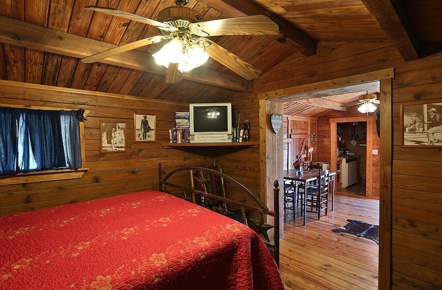 Lee Cabin At Country Accent Antiques, Pipe Creek, Tx. - Texas