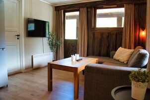 Cabana, 2 quartos | Área de estar | TV de tela plana 32 polegadas com canais digitais, TV, Netflix