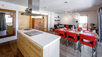 Apartamento | Cozinha privada | Geladeira, micro-ondas, fogão, cooktop