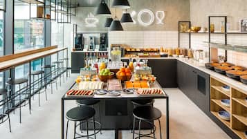 Pequeno-almoço tipo buffet diário mediante uma taxa