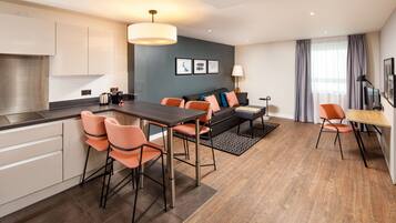 Apartamento, 1 quarto | Cofre no quarto, com decoração personalizada