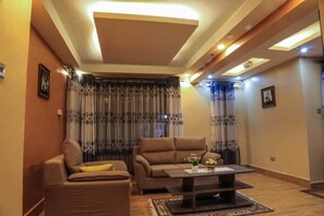 Apartamento família | Área de estar | TV 28 polegadas com canais digitais