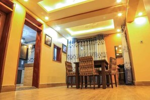 Apartamento família | Opções para refeição no quarto