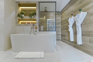 Produtos de higiene exclusivos, um secador de cabelo 