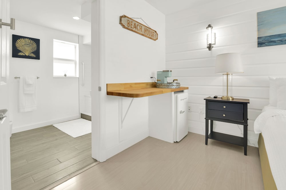 Boutique Hotel Queen Room 1 Block From The Beach! - Deerfield Beach, FL