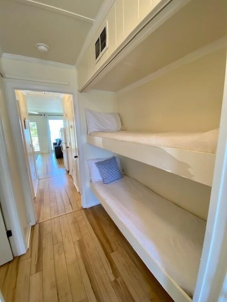2nd Floor Oceanfront Beach Condo W/community Pool & 1000ft Fishing Pier! - Mount Pleasant, SC