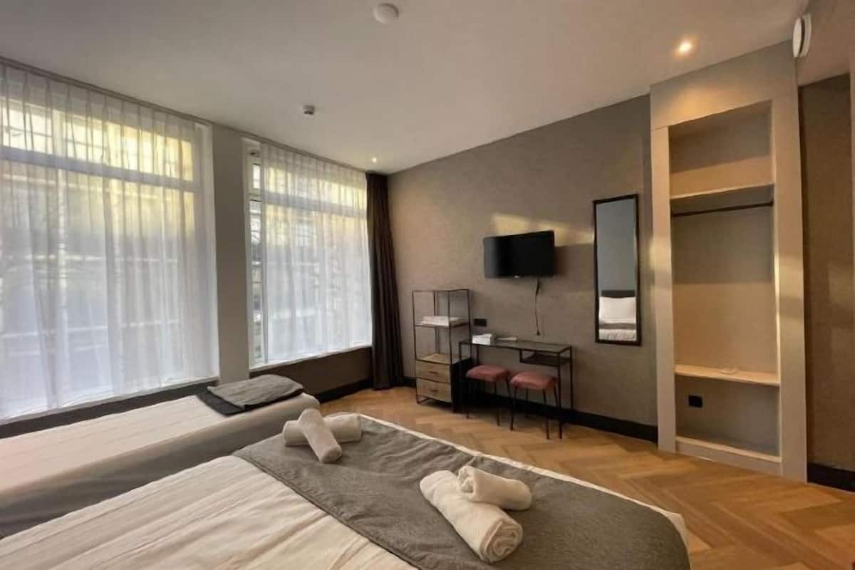 Cofres nos quartos, escrivaninha, Wi-Fi de cortesia, roupa de cama