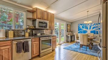 Casa (4 Bedrooms) | Cozinha privada | Um micro-ondas, um forno, uma cafeteira/bule