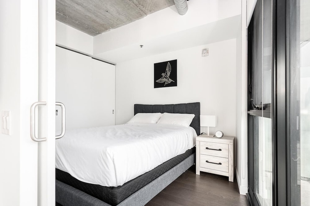 (1208)downtown Glasshouse Beautiful 2br 2bath +Fast Wifi (311) - Winnipeg