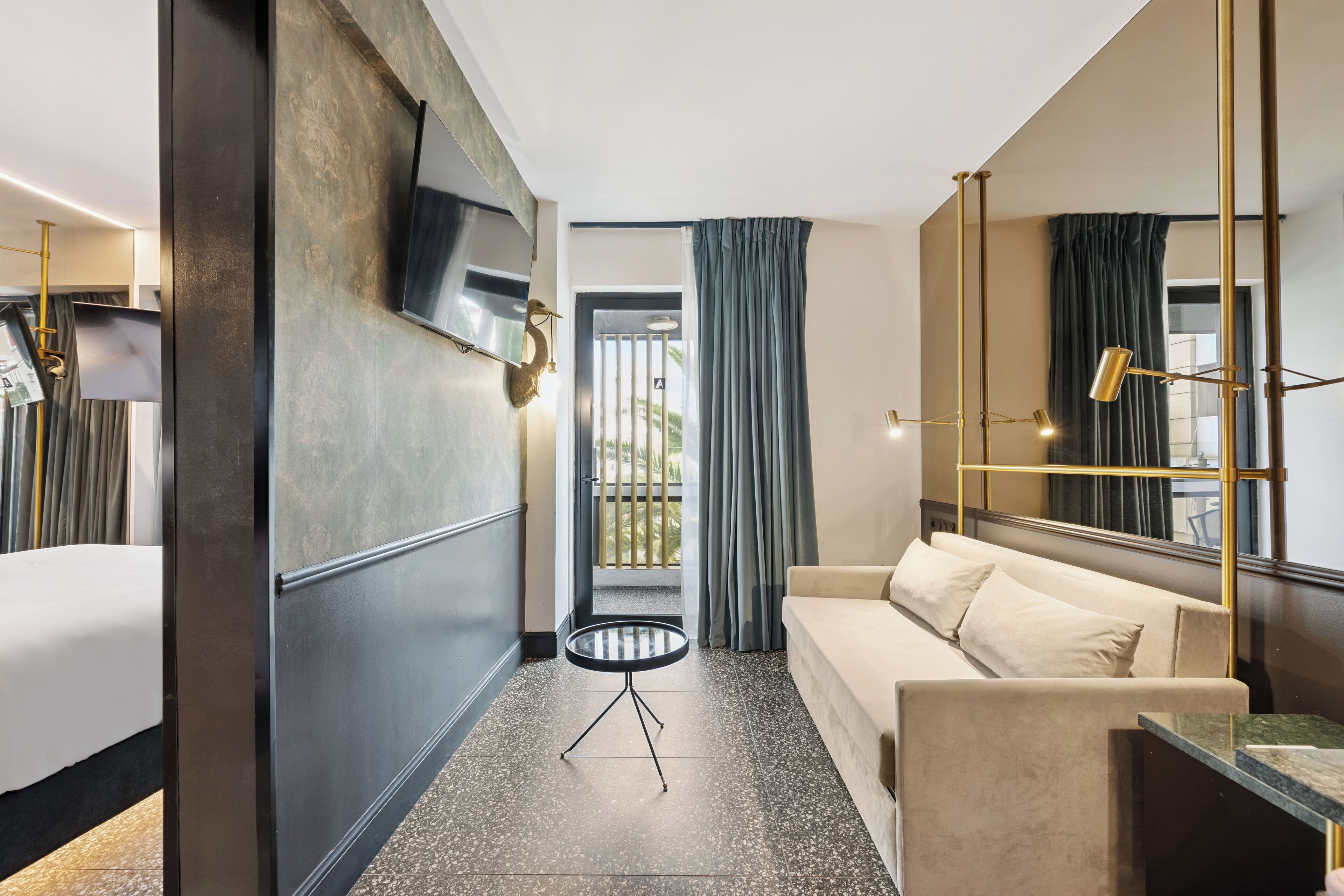 Junior Suite with Balcony & City View | Roupa de alta qualidade, minibar, cofre no quarto, secretária 