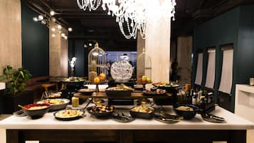 Café da manhã com buffet todos os dias (EUR 18 por pessoa)