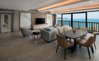 Queen Suite Unique Sea View | Sala de estar | Televisor LCD de 32 polegadas com canais via satélite, televisor 