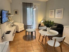 Apartamento Standard, 1 quarto | Sala de estar | Smart TV de 40 polegadas com canais via satélite, televisor 