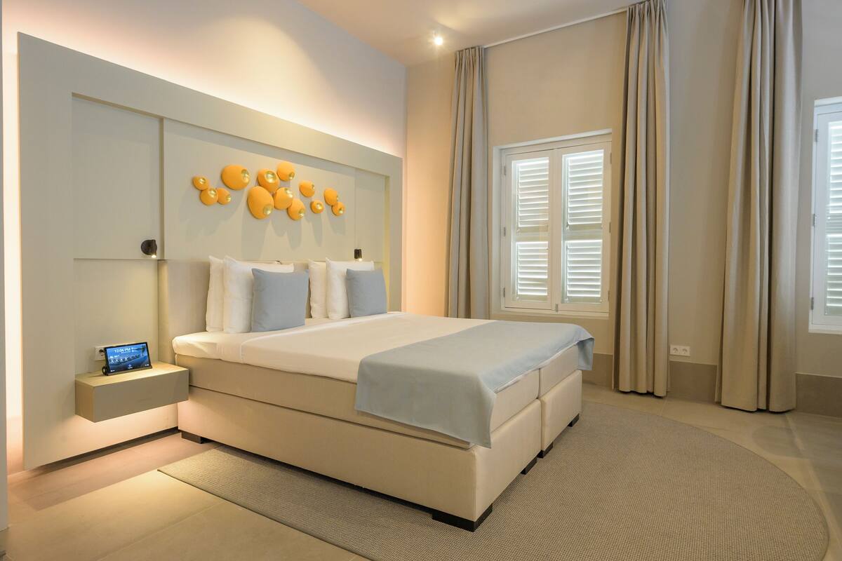 Suite Deluxe, varanda, Vista para a cidade | Roupa de alta qualidade, minibar, cofre no quarto, Wi-fi grátis 